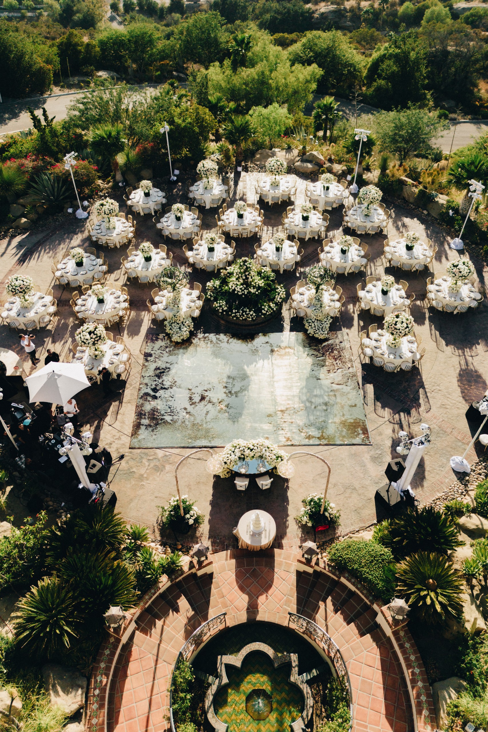 A Glamorous Outdoor Wedding at Hummingbird Nest Ranch - Wedding Style ...
