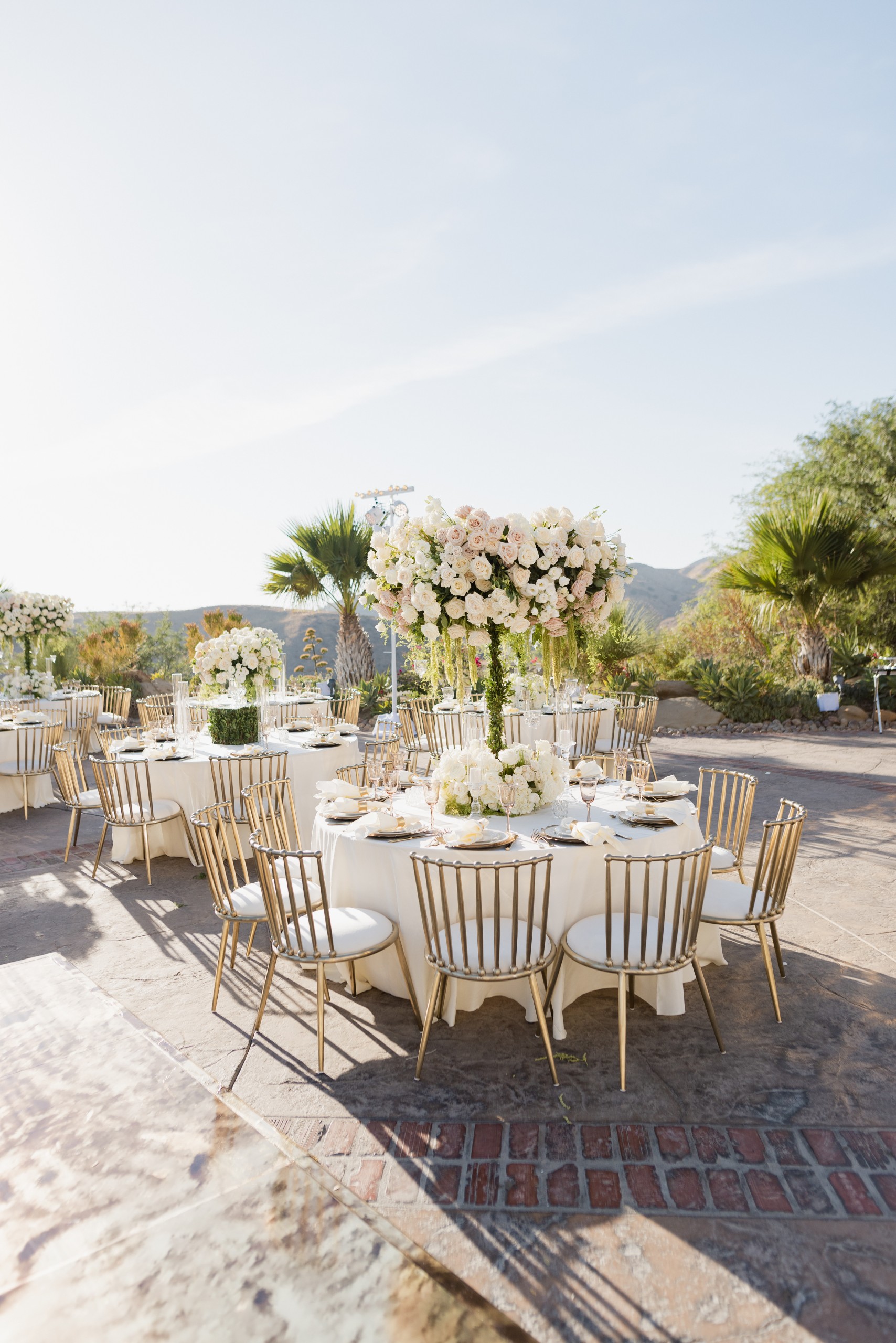 A Glamorous Outdoor Wedding at Hummingbird Nest Ranch - Wedding Style ...