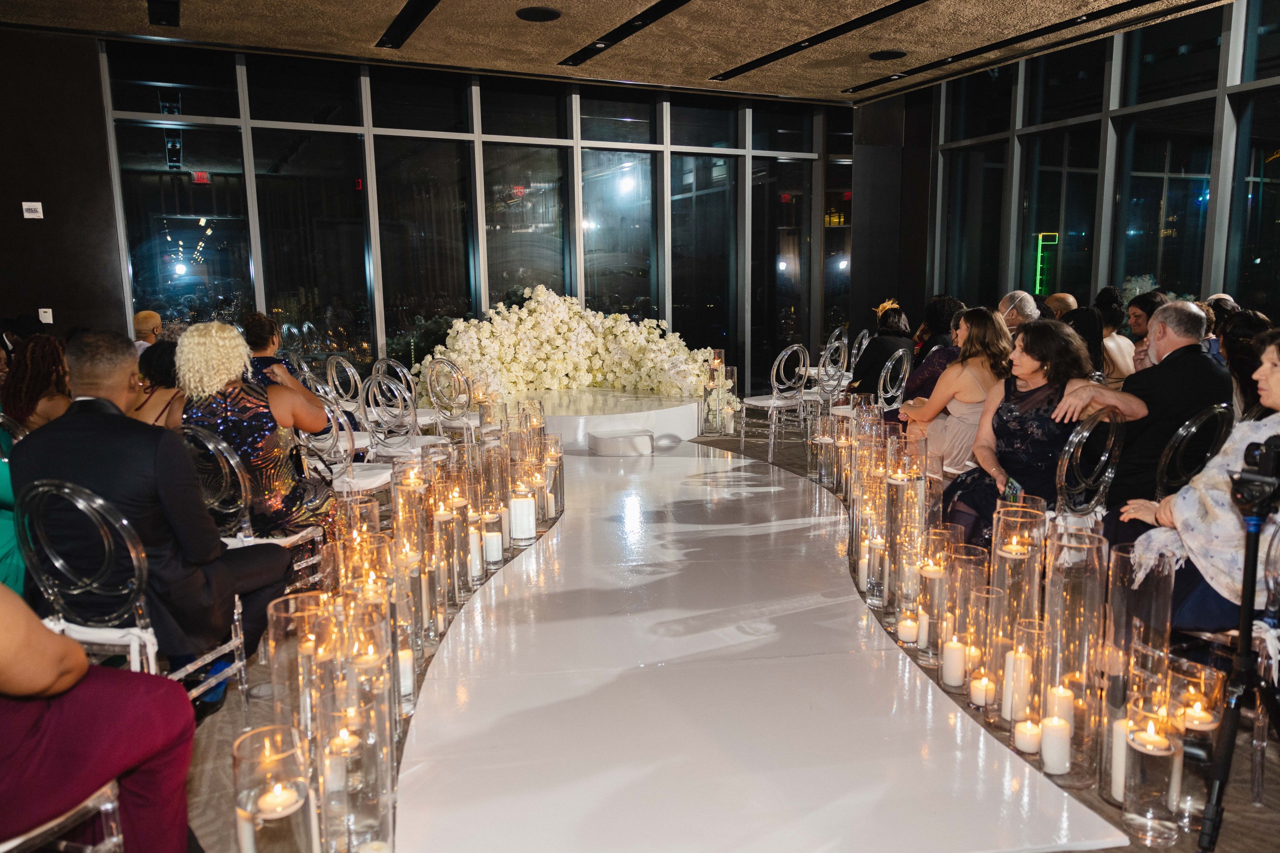 A Modern and Romantic New Year’s Eve Wedding at EAST Miami - Wedding ...
