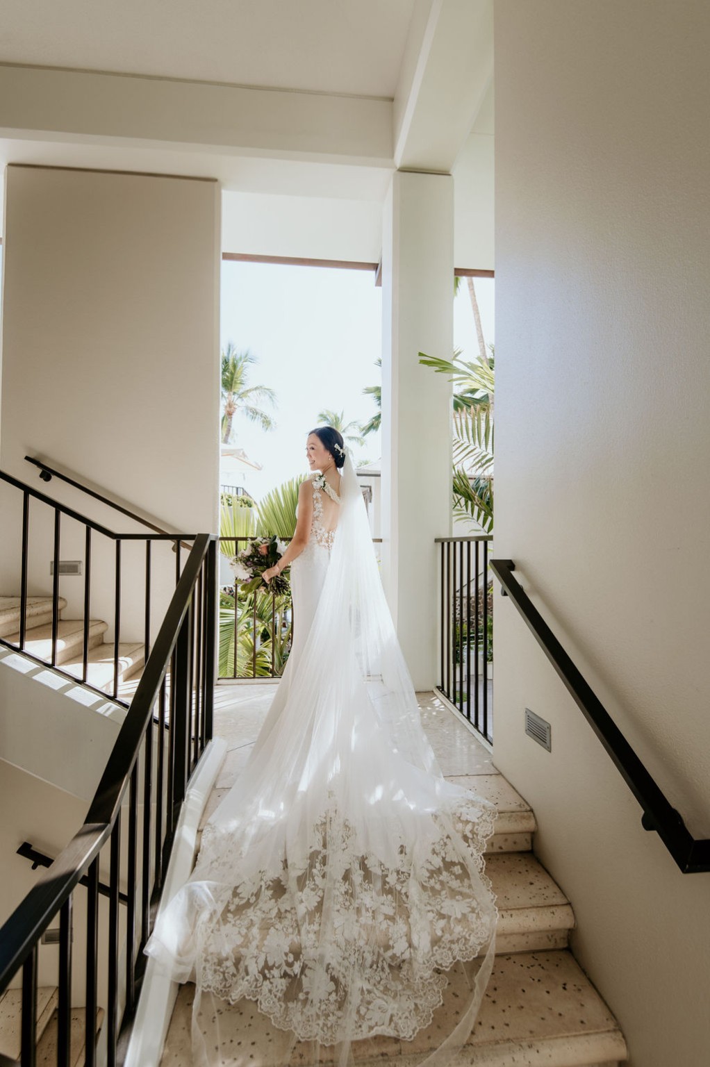 A Romantic Honolulu Wedding at Halekulani Hotel Filled with Understated ...