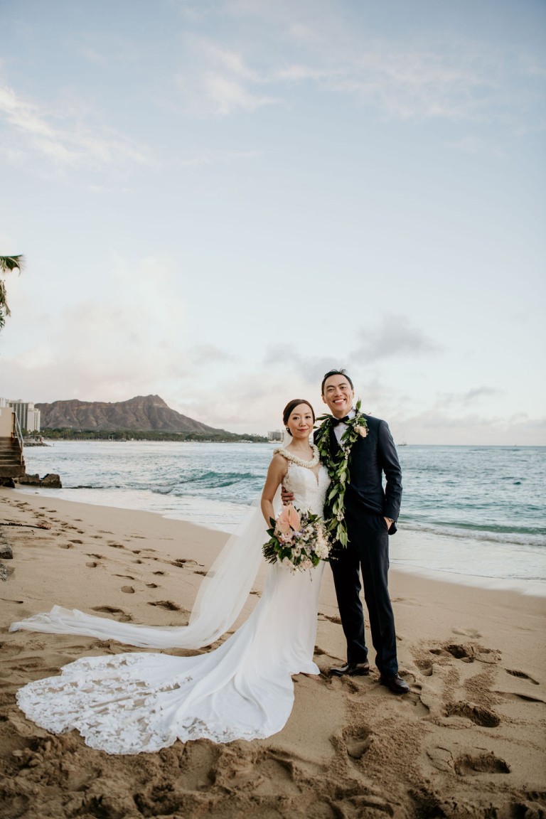 A Romantic Honolulu Wedding at Halekulani Hotel Filled with Understated ...