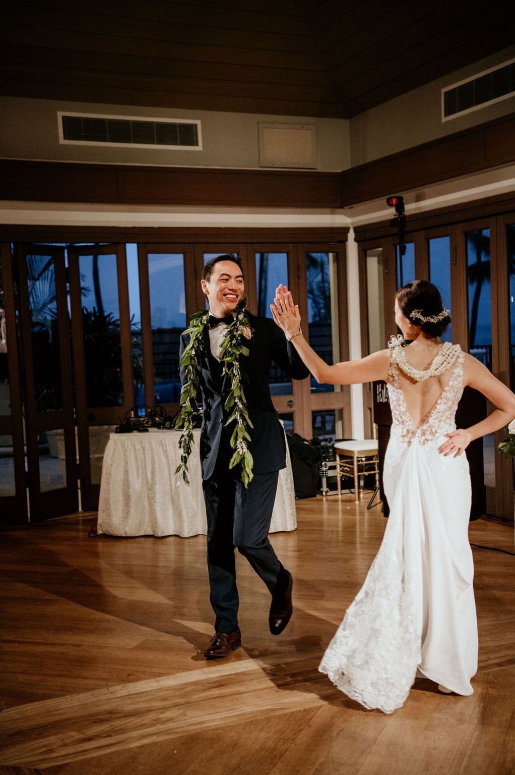 A Romantic Honolulu Wedding at Halekulani Hotel Filled with Understated ...
